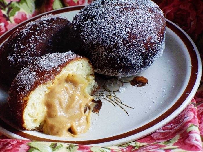 Daring Bakers’ Challenge: Dulce de Leche Bomboloni – Strawberry Notebook